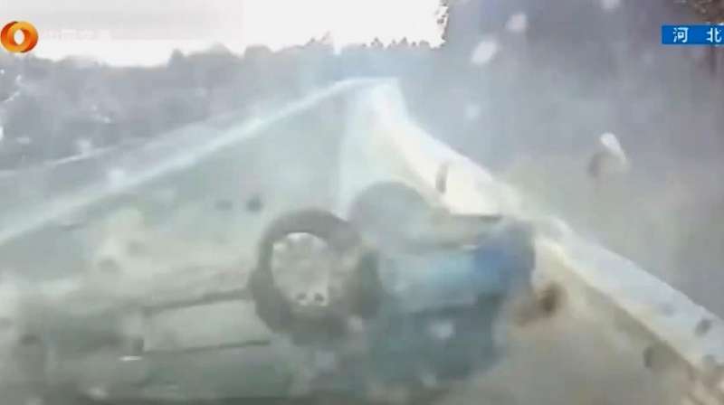 行车记录仪实拍惨烈车祸瞬间,见识下什么叫撞成碎片!