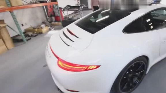 这台保时捷不走运了,被车主踩到排气管熏黑,一直喷黑烟!