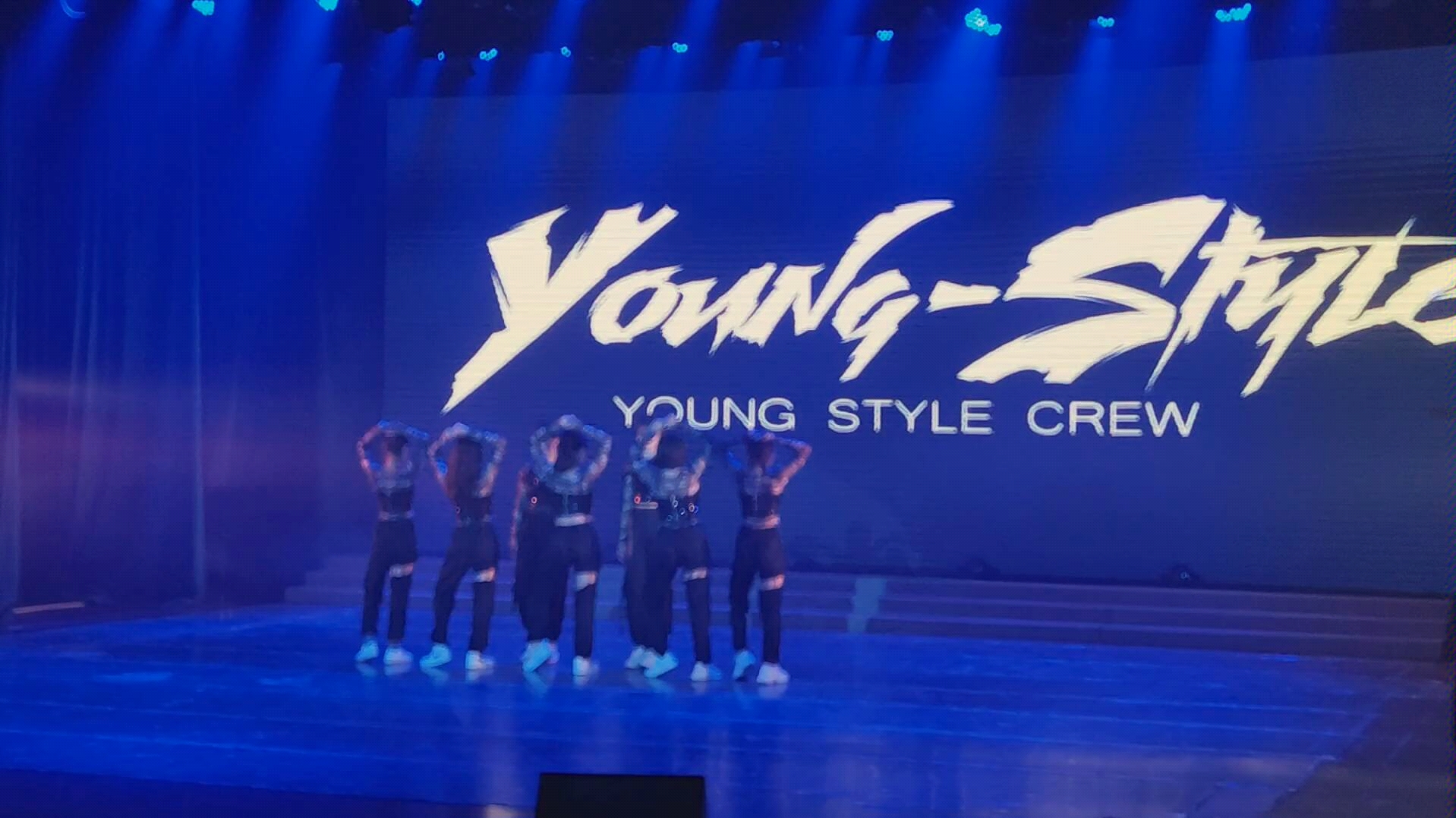 学校迎新晚会师姐表演了 ALIEN舞室 帅炸起舞《Got Your Love》!