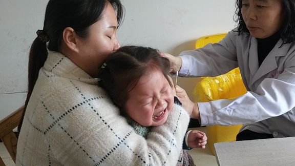 女儿说:“妈妈,我可勇敢了,我不怕打针”小朋友你也这样吗ߘ