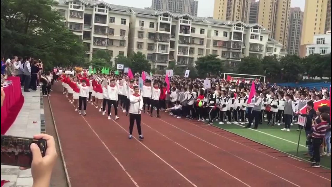这个视频火了,运动会开幕式,领队的在梦游吧,太搞笑了