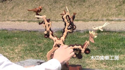 日本男子制作的齿轮传动装置,摇一摇小鸟动起来,有点意思
