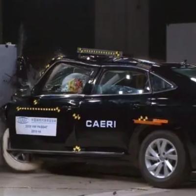 中保研发布MQB平台帕萨特25%正面偏置碰撞的测试结果,从照片可以...