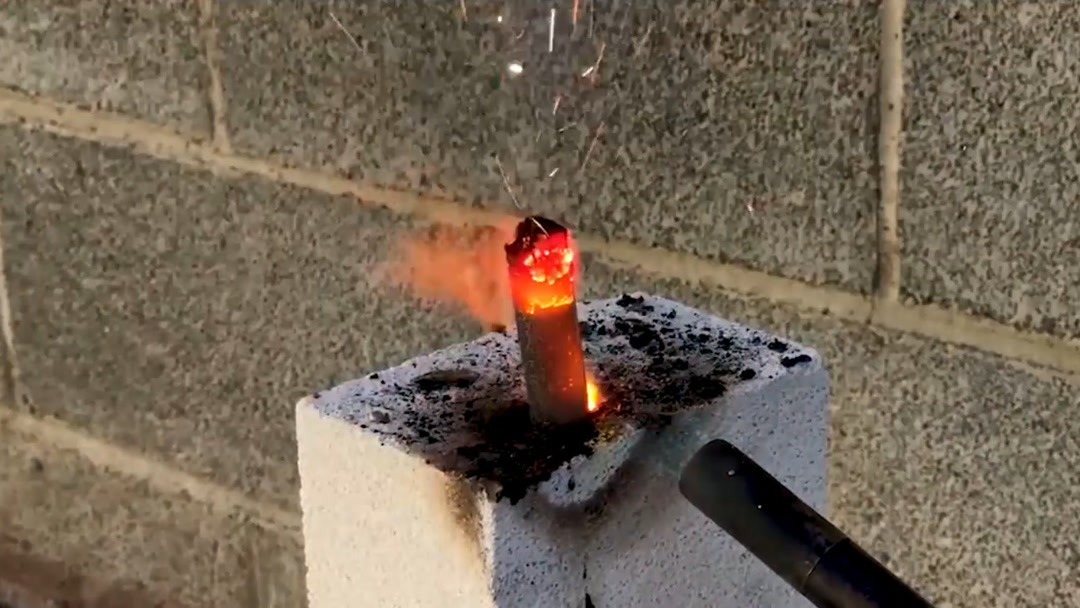 电池着火后会发生什么?网友:确定不是在放烟花吗