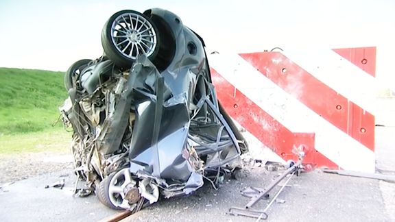 时速200撞车会如何?老外测试45度下坡撞水泥桩,场面何止一个惨