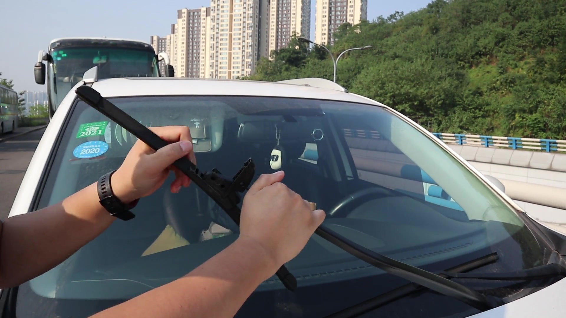 自己动手换汽车雨刮器、简单省钱不求人