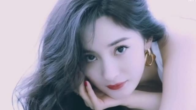 杨幂晒随手记动态,挑染蓝发又酷又A,全身出镜尽显好身材!