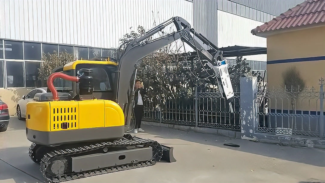 履带式挖掘机安装破碎锤 破碎锤工作视频 道路面破碎 拆房屋