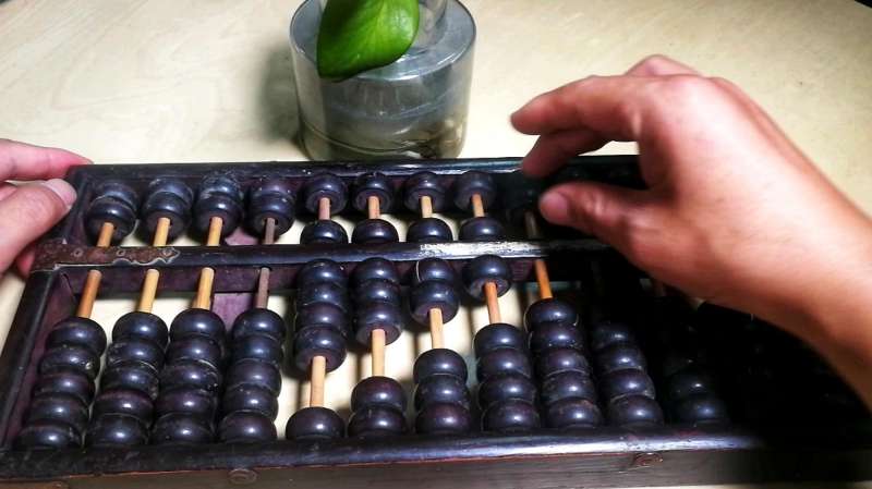 挑战珠算九盘清,算盘打得啪啪响,小学学的技能还没丢