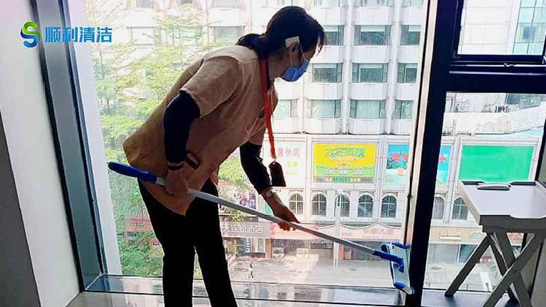 顺利清洁丨办公室地毯清洗操作现场