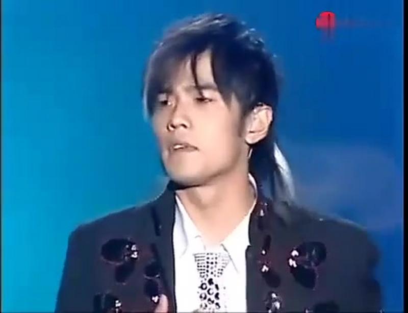 周杰伦《晴天》现场版,唤起青春爱情最美好的记忆