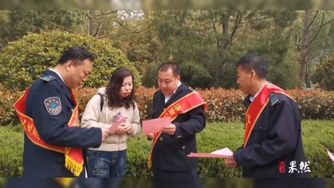 果然视频|倡导文明祭扫,济南公交志愿者开展志愿宣传活动