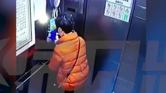 连医院都不放过?浙江一女子独乘电梯“顺走”消毒液