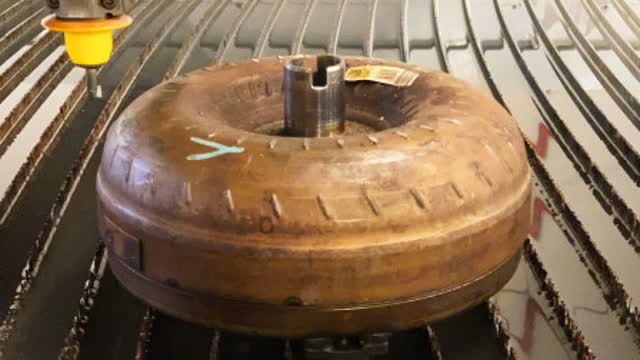 汽车上的液力变矩器里有什么?老外用水切开一看,终于知道了!