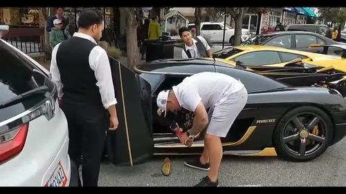 富豪驾驶柯尼塞格上街,看到下车的仪式感,才知道啥叫奢侈!