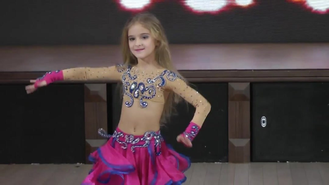 小美女跳肚皮舞 太养眼了