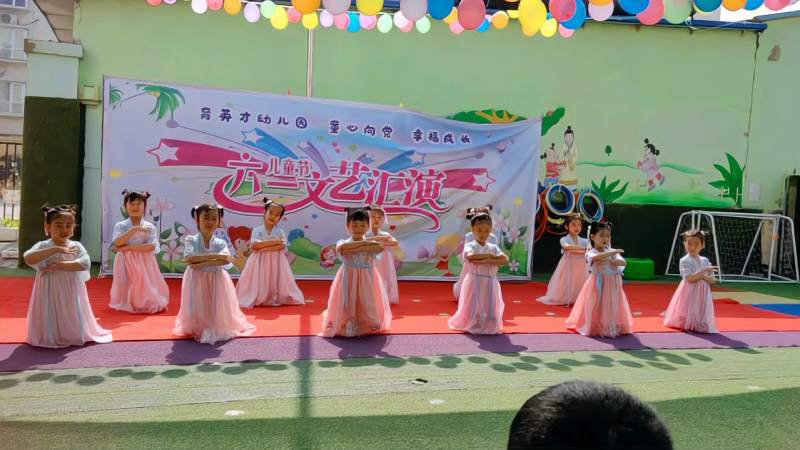 有位姑娘,映入眼眶,娇小玲珑的模样,芙蓉不及那美人妆