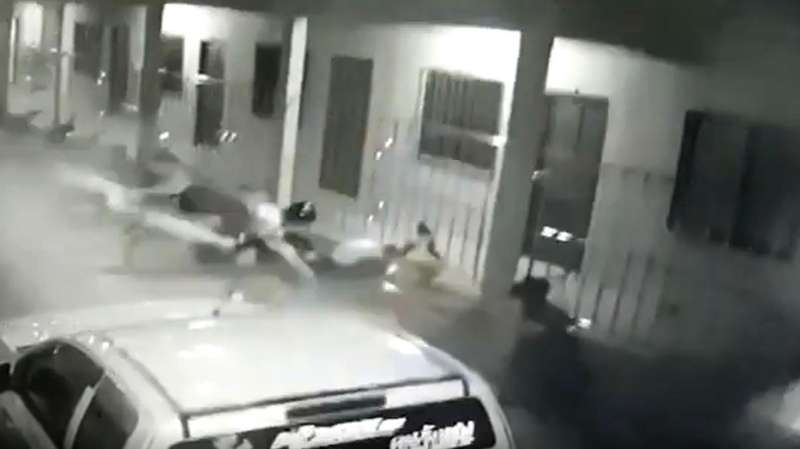 泰国一栋三层公寓突然整体塌陷 现场腾起大量烟尘、居民仓皇逃离