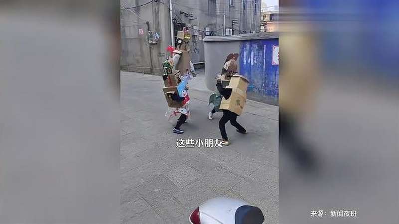 小朋友用纸盒模仿游神。创意十足,动手能力强