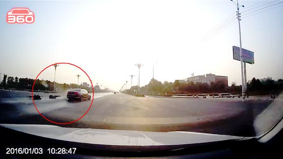 电动车遭遇两连撞,惨不忍睹