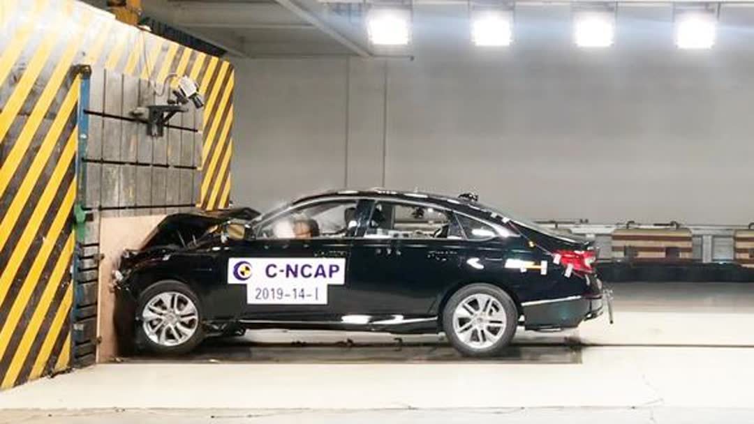 看看广汽本田雅阁以50公里时速正面100%碰撞后会发生什么?