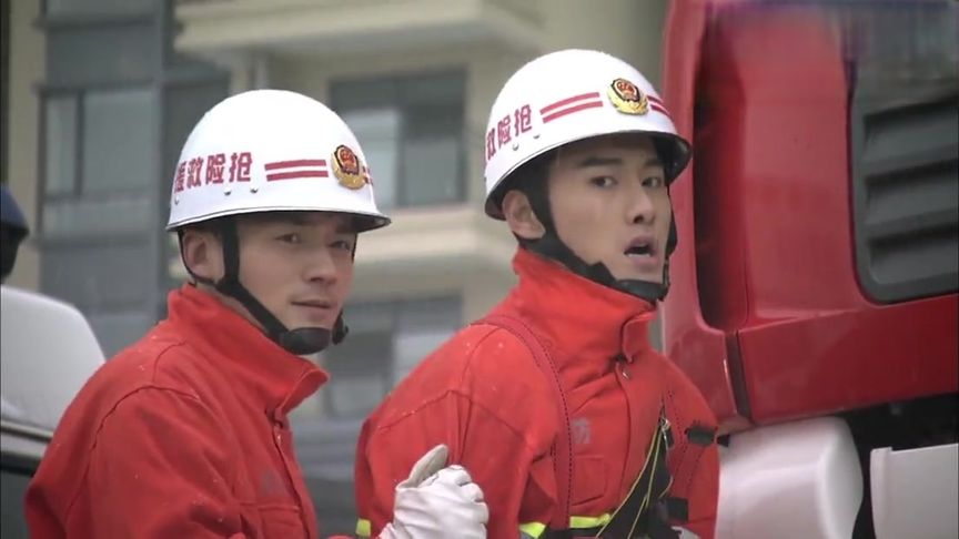 农民工坠井不幸死亡,消防员救出后不断抢救,结果伤者竟奇迹还生