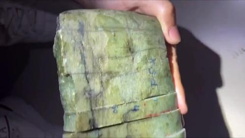 价值15800的翡翠原石,几刀下去,除了裂啥都好