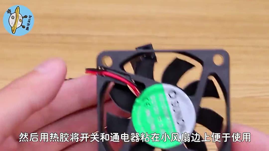 不可思议的科学现象,水杯里的水自己会逆时针旋转,你知道原理吗