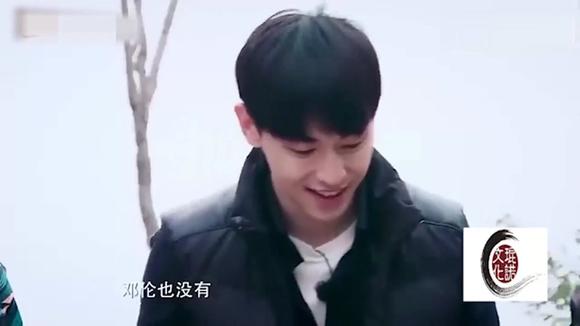 干农活的邓伦,原来还看得懂秤杆呀,是来自农村的孩子吗?