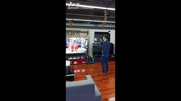 TCL电视厅帅哥唱的好嗨!