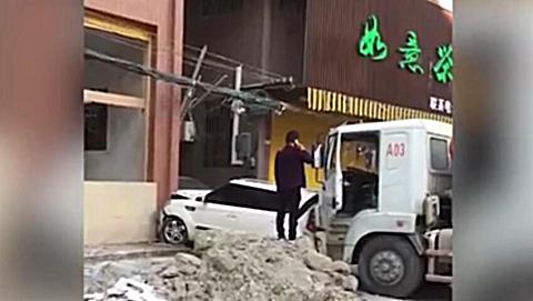监拍: 搅拌车自行启动引发交通事故