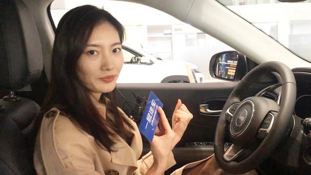 运动风仪表盘与科技感十足的中控屏