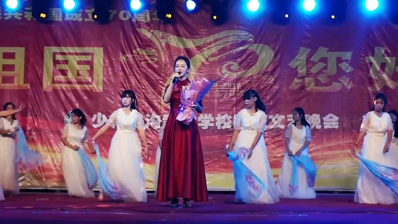 少林塔沟武术十一晚会上的功夫女孩