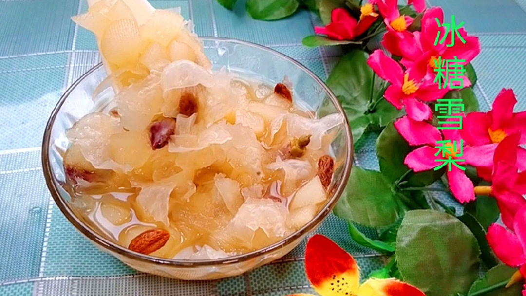 秋冬季节多做些冰糖雪梨吃,止咳化痰作用大,用料讲究味道好