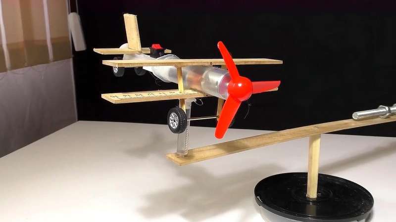 如何利用注射器和直流电机制作飞行飞机,小型飞机大功告成!