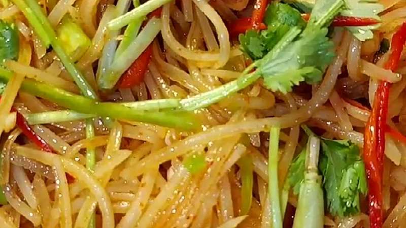今天跟大家分享一下土豆丝的制作方法,这样做非常好吃哦