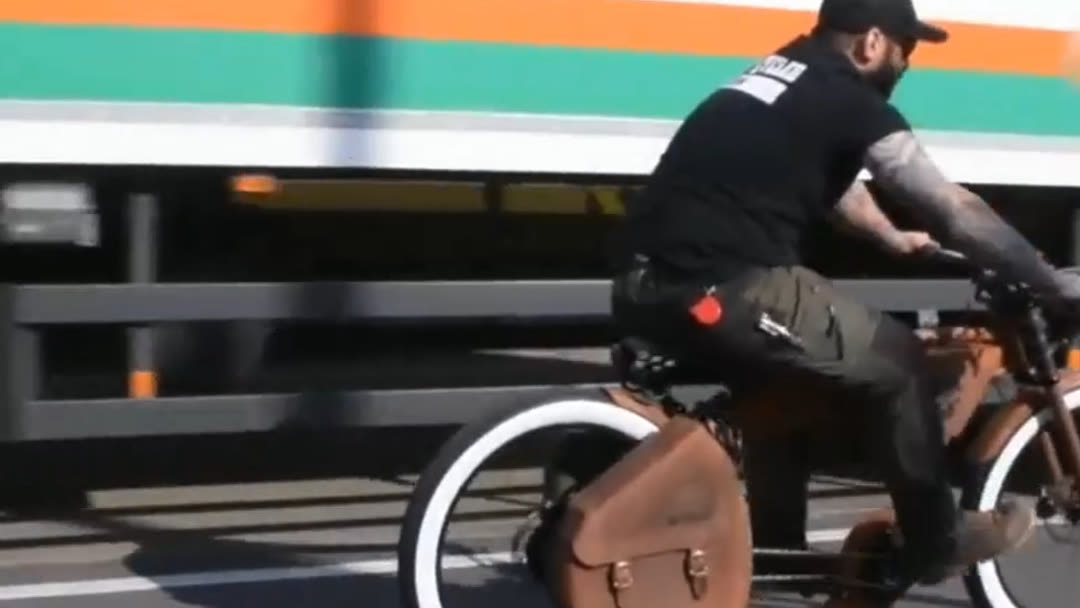 牛人自己改装一台电动车,回头率爆表,简直太帅了有个性