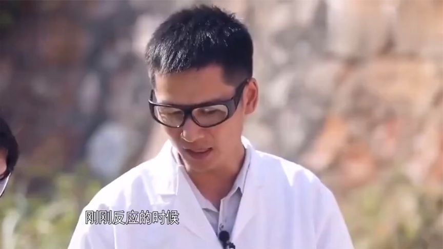 新闻大求真:实验中在钢管中倒入白色粉末,威力太大,危险