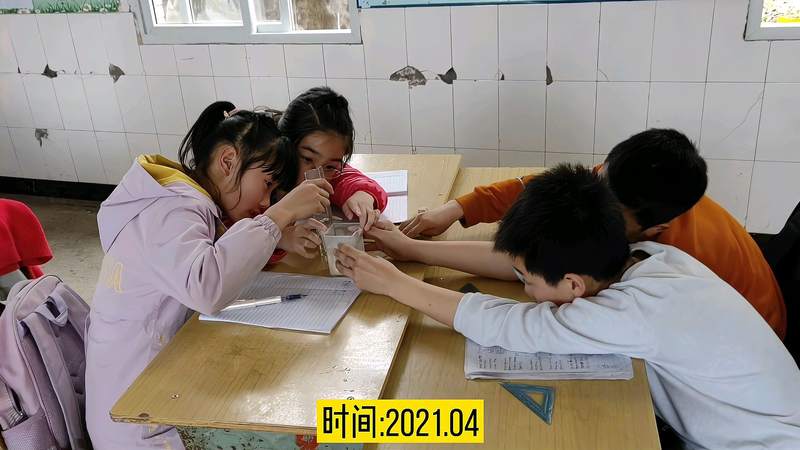 宜宾土地小学:五年级数学课,测量不规则物体体积