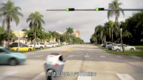 最安全的摩托车,像不倒翁一样撞不倒,什么原理