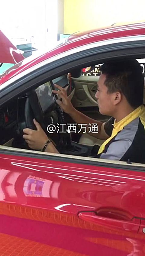 学生利用汽车故障诊断仪对故障车进行检测,能够迅速读取电控系统中...