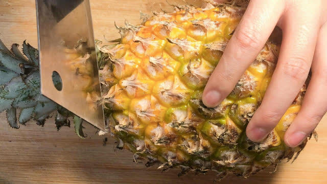 菠萝还可以这么切不挖眼不削皮真的太实用了
