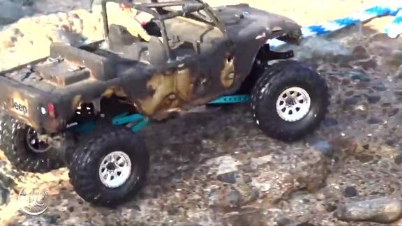 遥控越野车模型正在跋山涉水,每前进一分都是那么的艰难