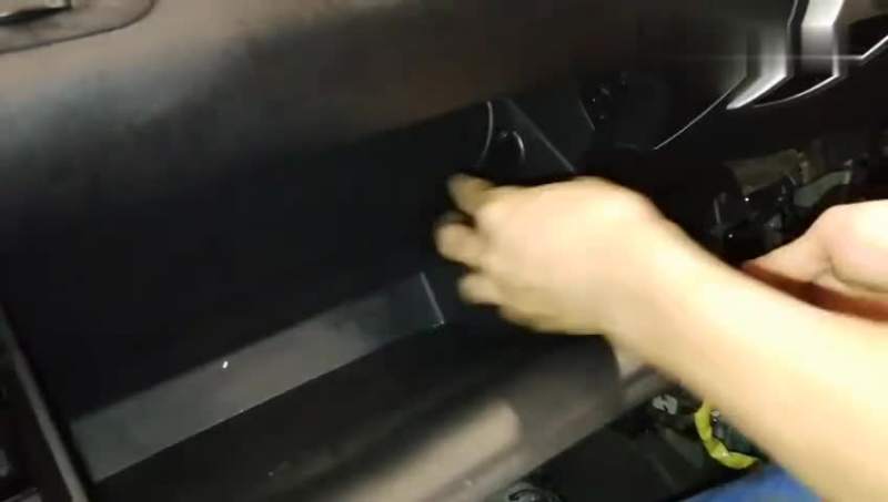 现代IX35冷气尘格更换教程