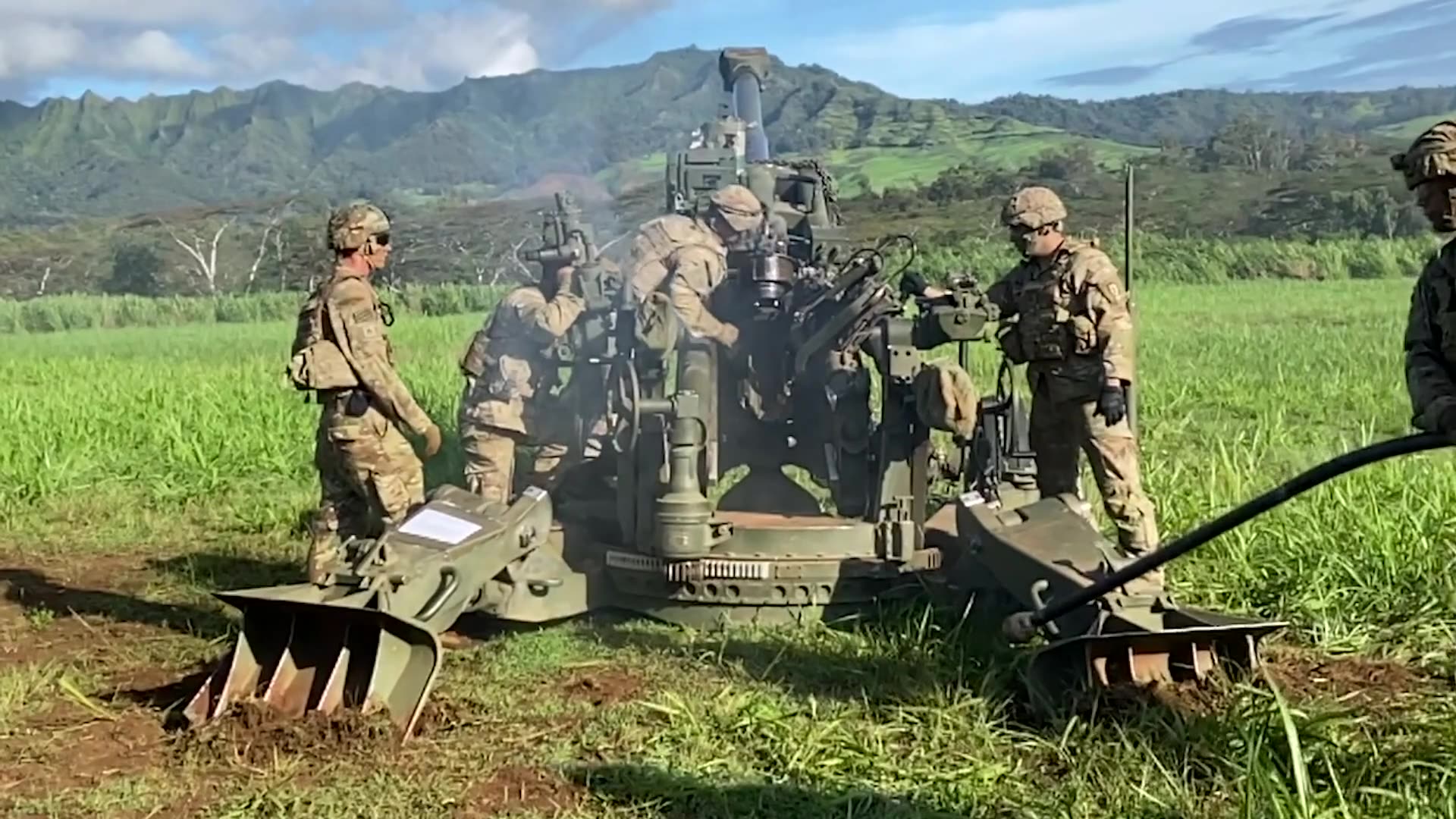 第25步兵师直升机吊运榴弹炮训练