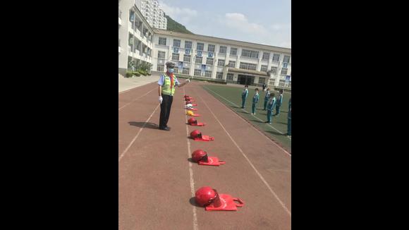 凤县交警走进校园,开展“一盔一带”“六一”交通安全伴我行活动