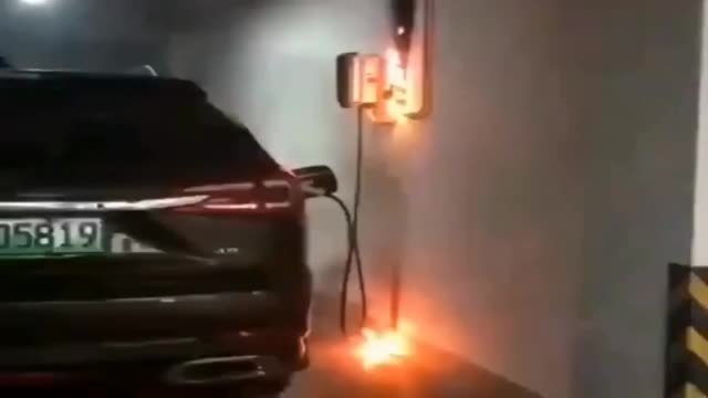 监控又一起新能源汽车充电起火事故!