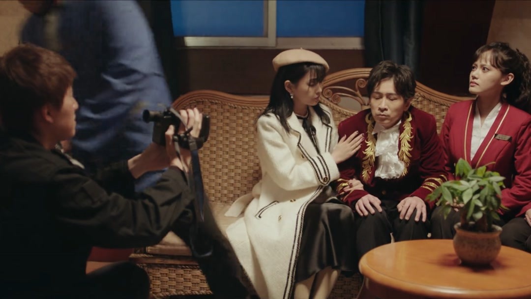 《入住请登记》女子让护工拿药给父亲 大伙随机应变演出