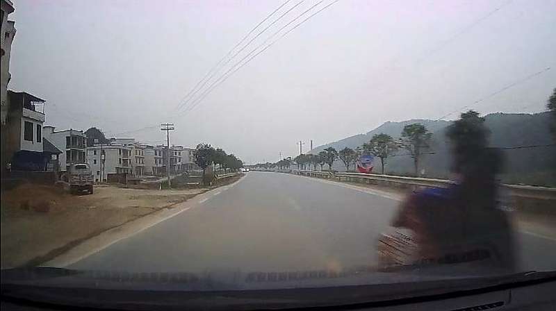 车速开的有点快,没想到电动车突然转弯,根本就来不及反应