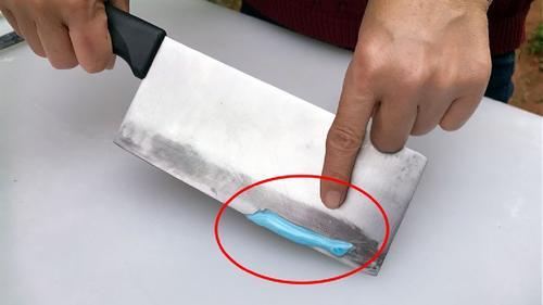 切菜时,菜刀不管多钝,不需要磨刀石,2分钟锋利如新,很受用